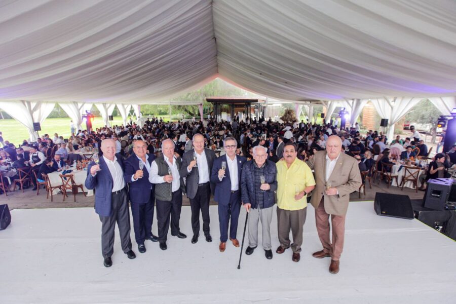 Festejan los tequileros su día presentando botella conmemorativa por ...